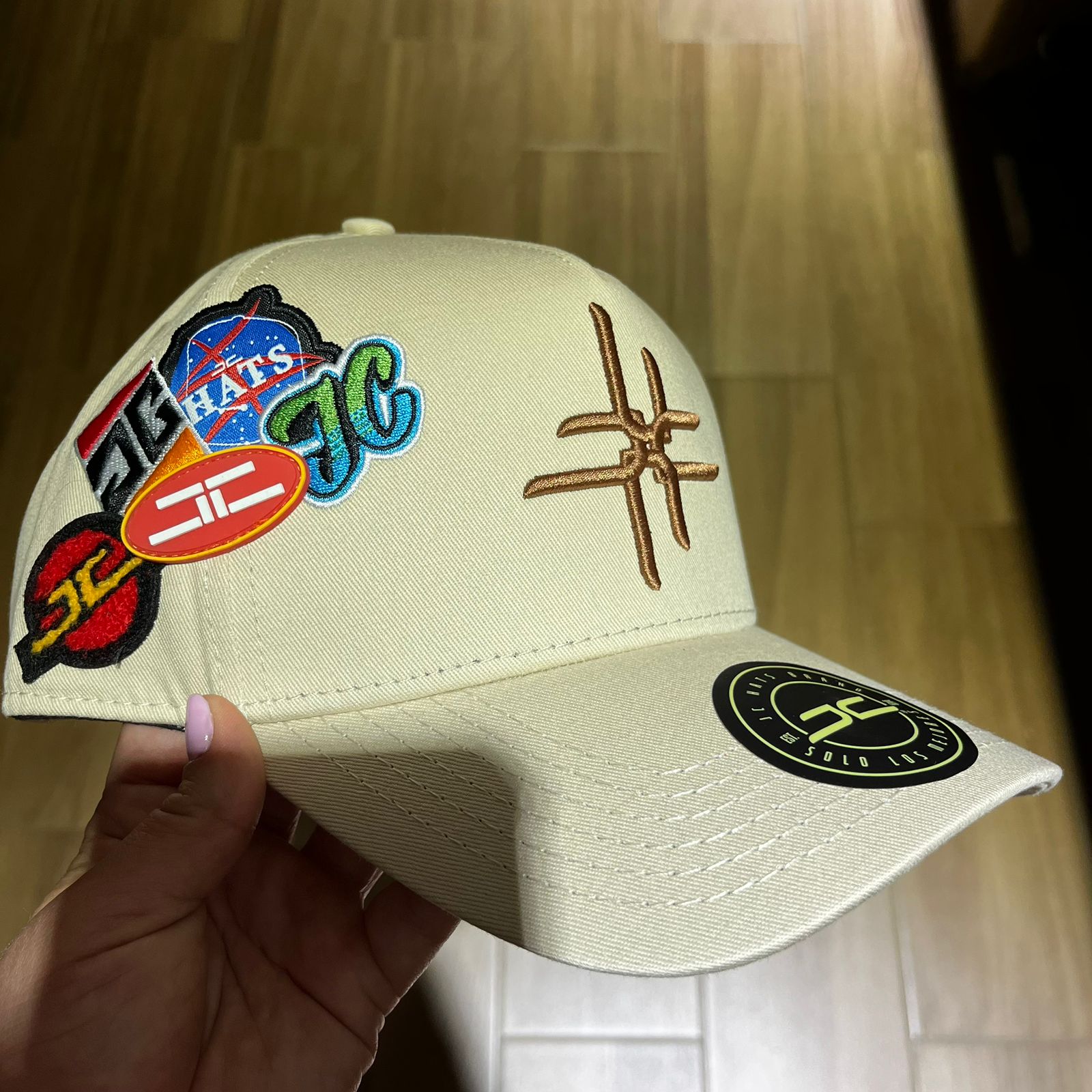 JC DOUBLE CURVE BEIGE JC HATS